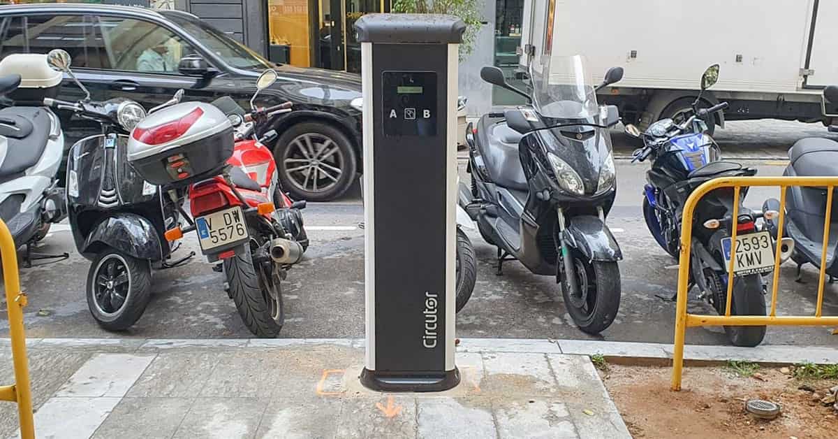 Street Light Poles To Become Electric Vehicle Charging Points In ...